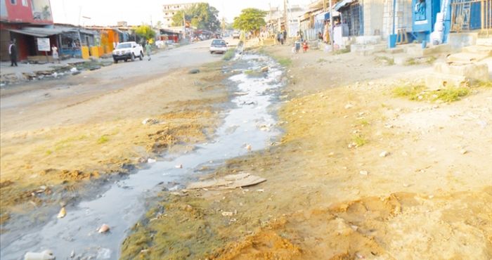 Carton rouge: Stop à l’écoulement des eaux usées dans les rues d’Abidjan